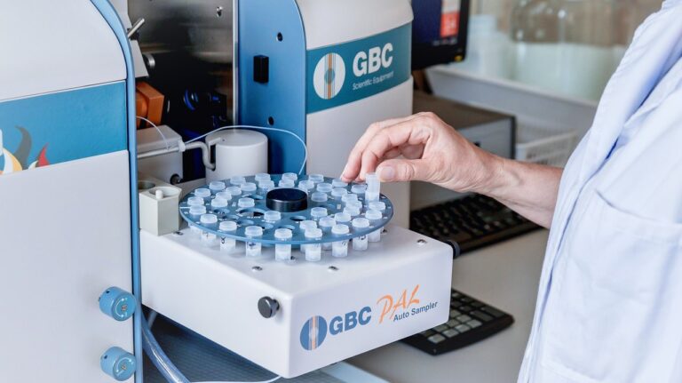 6 Robot Applications for Pharmaceutical Companies - RoboDK blog