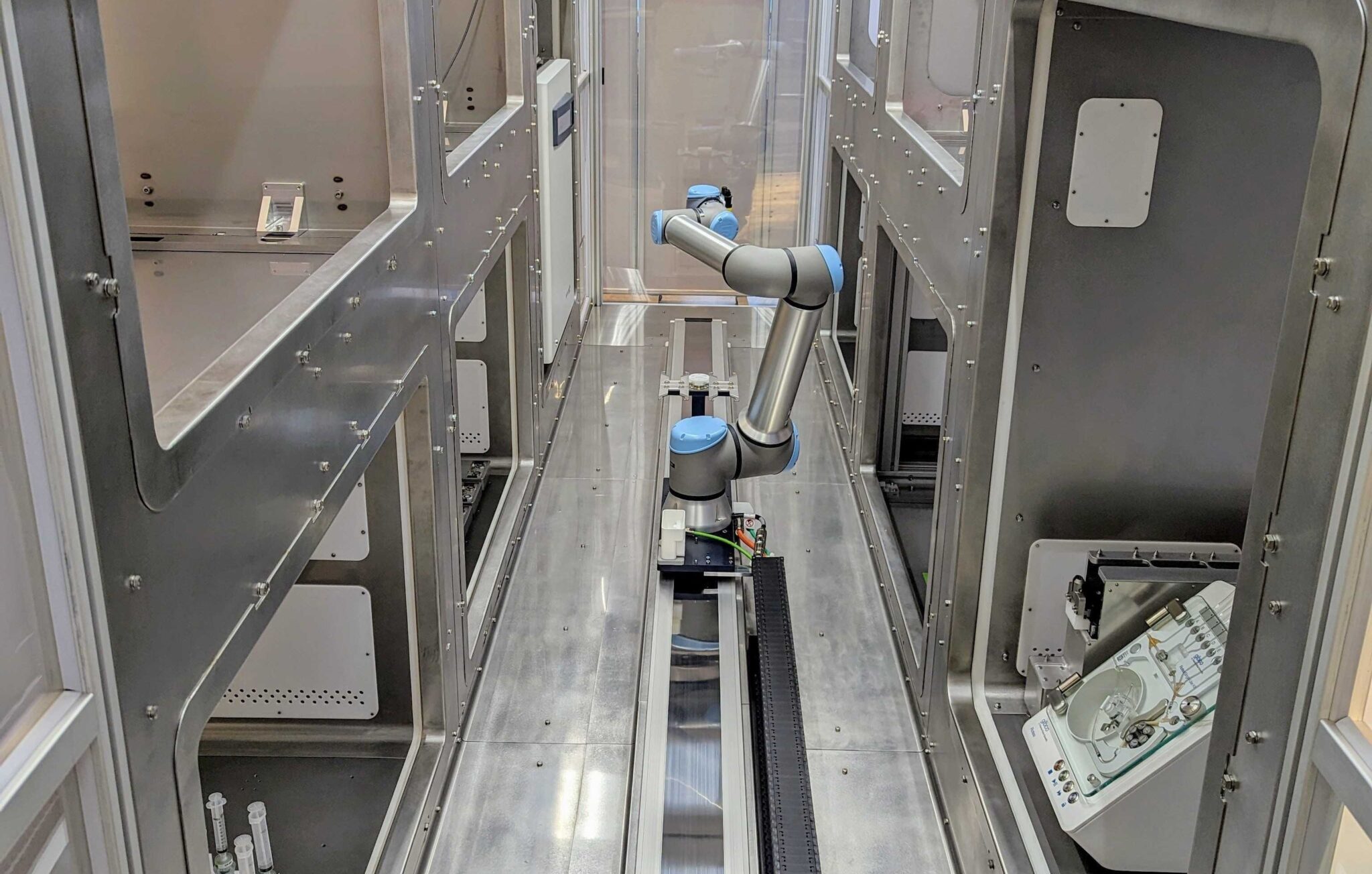 Rotea-bottom-right-inside-robotic-cluster-1 - RoboDK blog